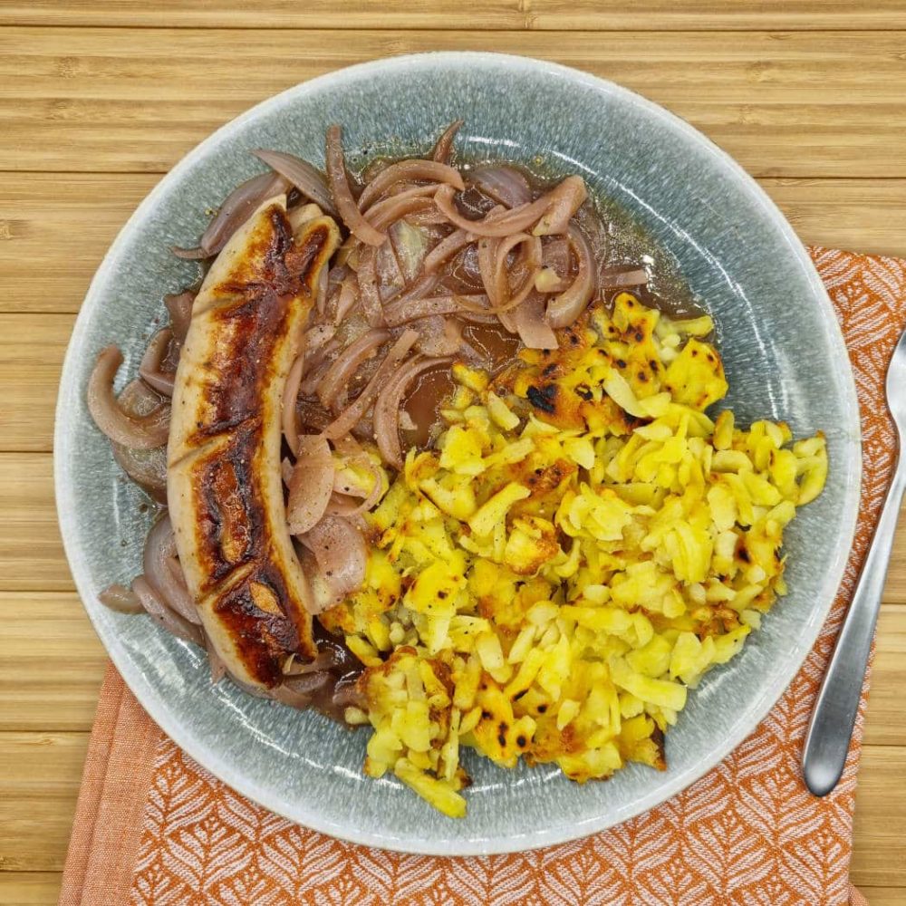 Saucisse à rôtir avec sauce aux oignons & rösti - Weekly Food