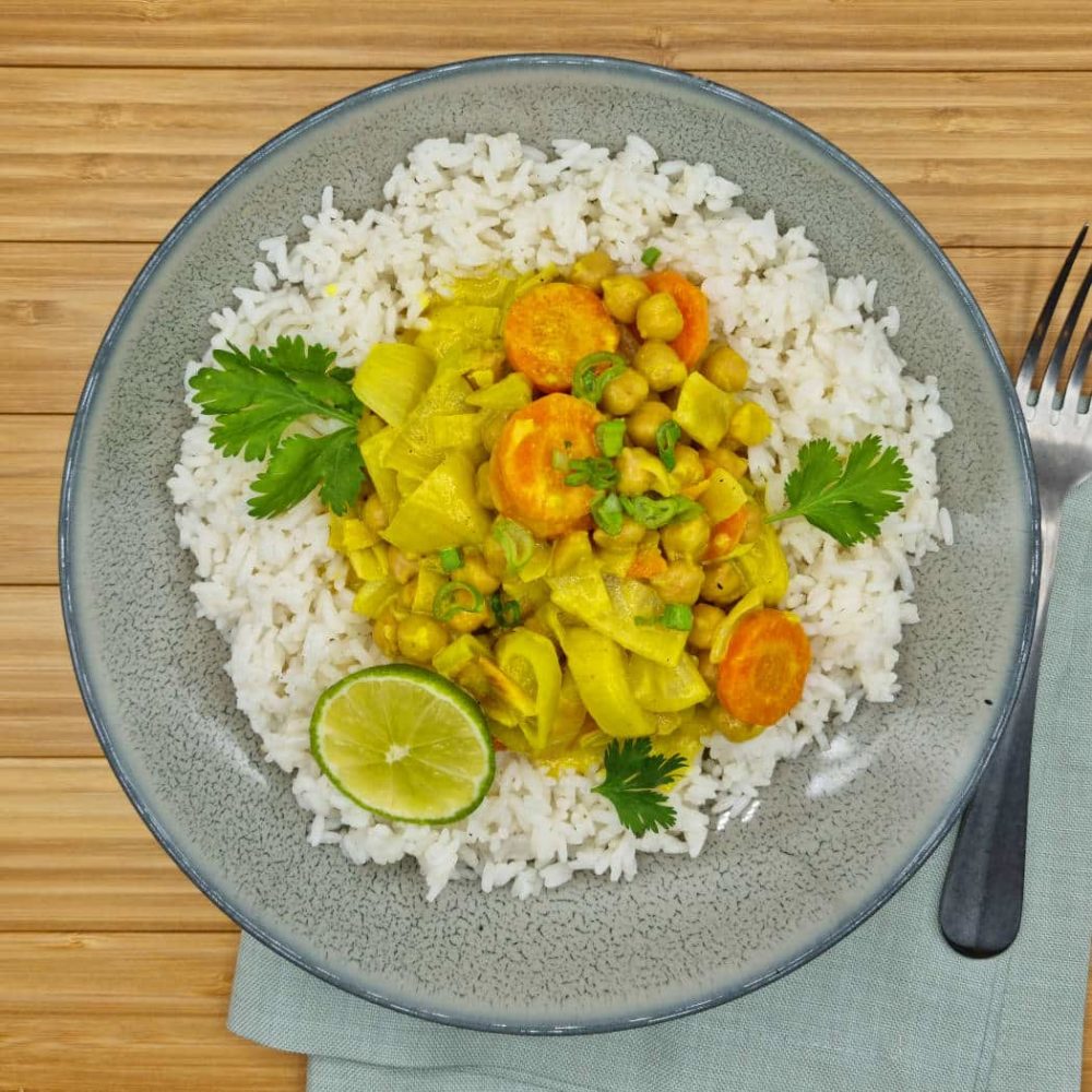 Curry aux poireaux, carottes, oignons et pois chiches